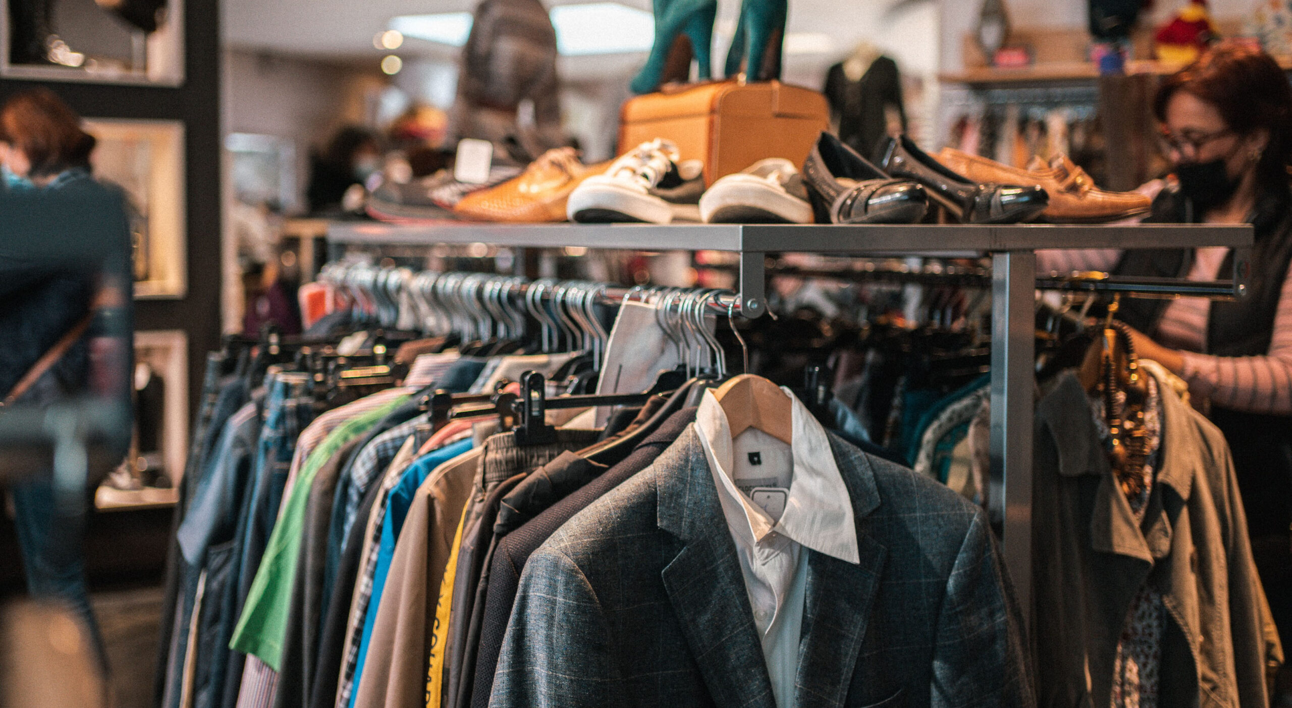 Ahorra y modela: Los Increíbles Beneficios de Usar Ropa Usada